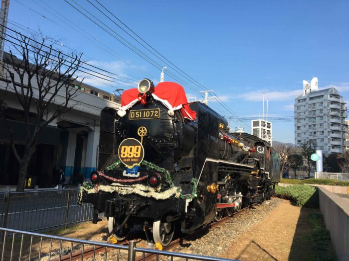 JR神戸駅近くの機関車「D51（デゴイチ）」がサンタな「スリーナイン号」になってる | 神戸ジャーナル