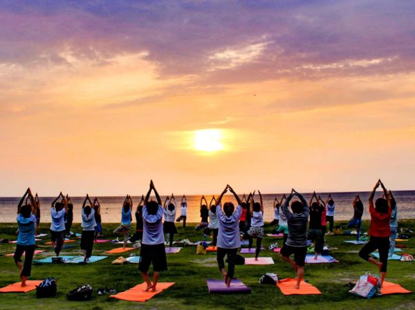 淡路島南あわじ市でヨガ『AWAJI BEACH YOGA（あわじビーチヨガ）』5/5・19 美しい夕日が見れる慶野松原海岸 | 神戸ジャーナル